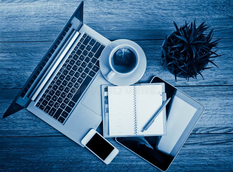 Laptop-Computer, Tabletten-PC, Planer, Stift Stockfoto - Bild von ...