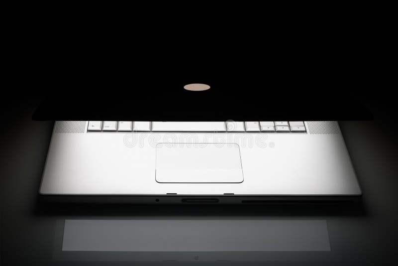 Laptop in dark stock foto. Image of zwart, laptop, bezinning - 12302790