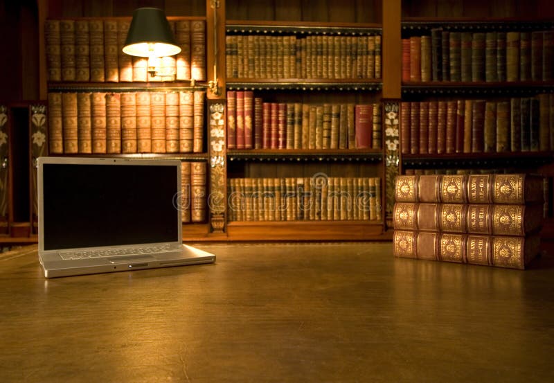 Laptop in Der Klassischen Bibliothek Stockfoto - Bild von intelligenz ...