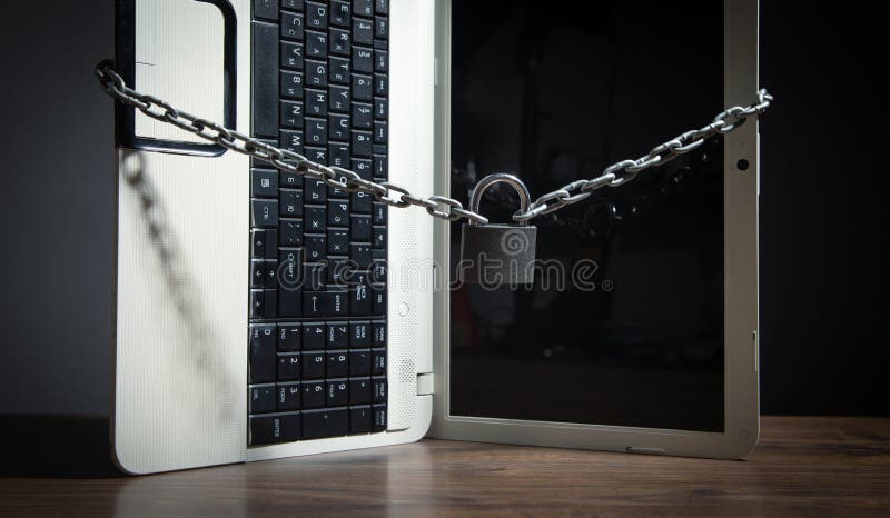 Laptop Travado Com Correntes E Cadeado Imagem de Stock - Imagem de ...