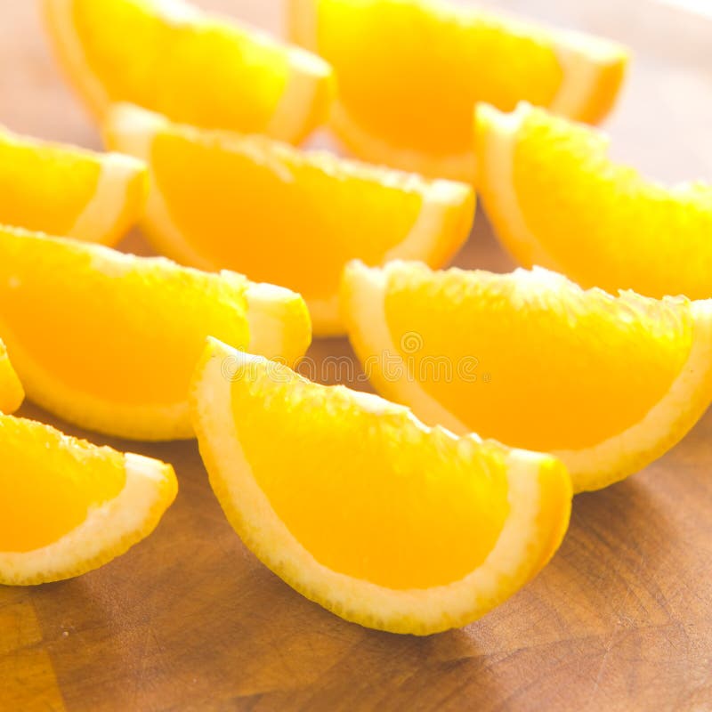 Laranja Cortada Em Uma Placa Isolada No Fundo Branco Imagem de Stock ...