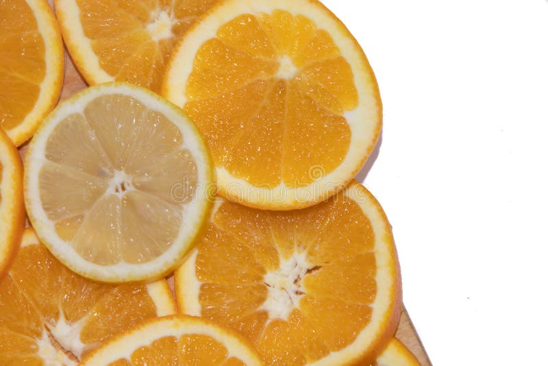 Laranja Cortada Em Uma Placa Isolada No Fundo Branco Foto de Stock ...