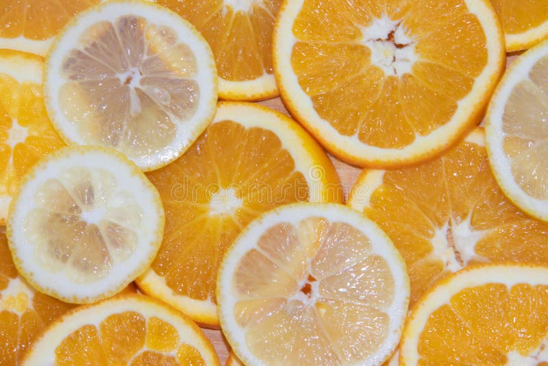 Laranja Cortada Em Uma Placa Isolada No Fundo Branco Imagem de Stock ...