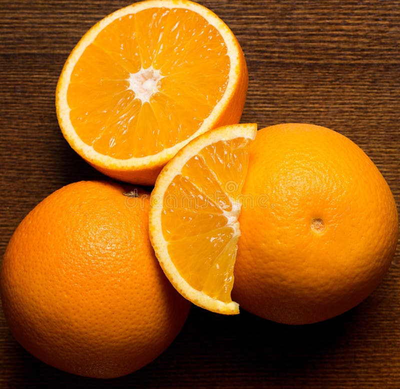 Laranjas Cortadas E Inteiras Foto de Stock - Imagem de agricultura ...