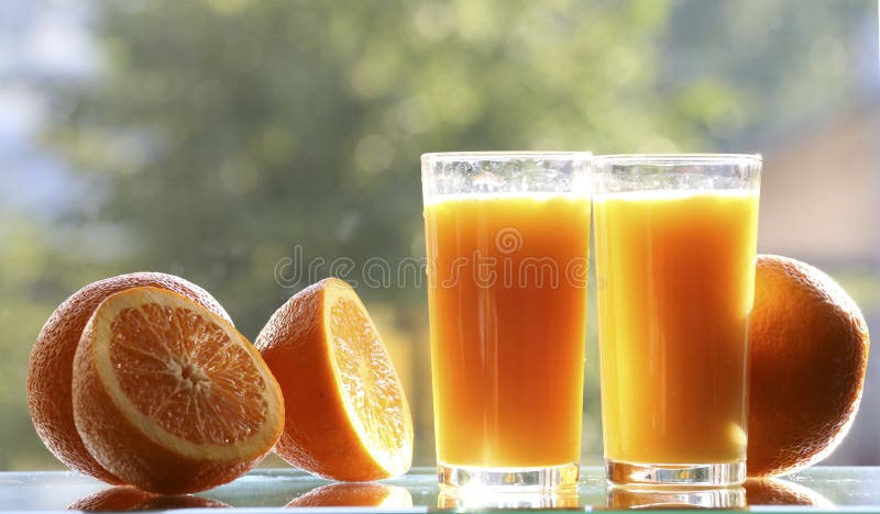 Laranjas e sumo de laranja foto de stock. Imagem de suculento - 56058948