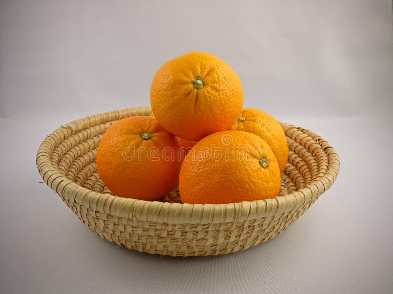 Laranjas em uma cesta imagem de stock. Imagem de citrino - 34953105