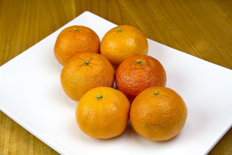 6 laranjas no prato imagem de stock. Imagem de alimento - 36927385
