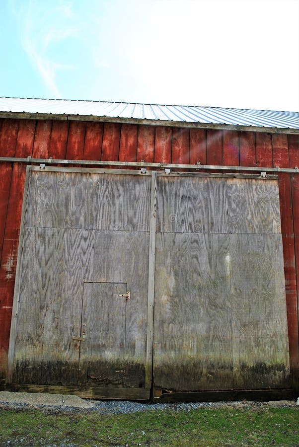 An open barn door stock image. Image of barn, farmhouse - 90587379