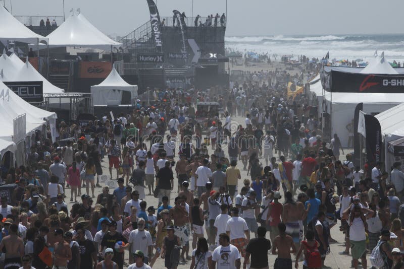 Large beach crowd editorial image. Image of beach, bunch - 10567230