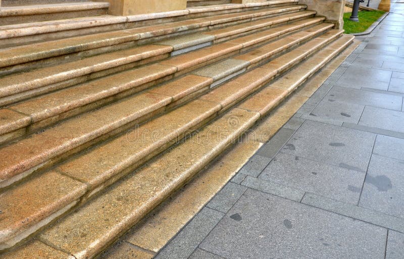 The Large-capacity Staircase in Front of Public Buildings Fulfills a ...