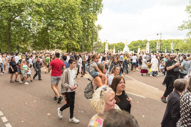 Large Crowd Outside the Palace in London Editorial Stock Image - Image ...