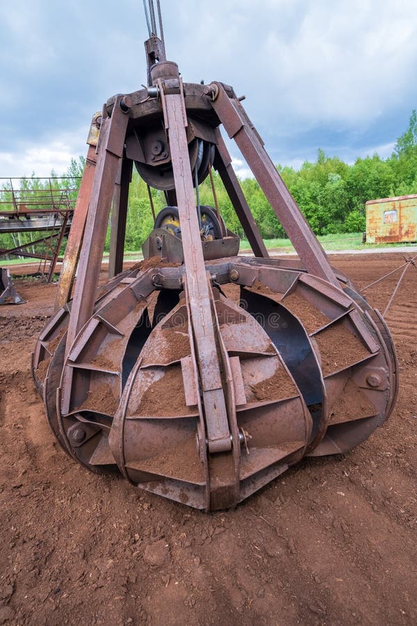 Large Dome Bucket of Peat Loading Excavator. Large Volume Loading ...