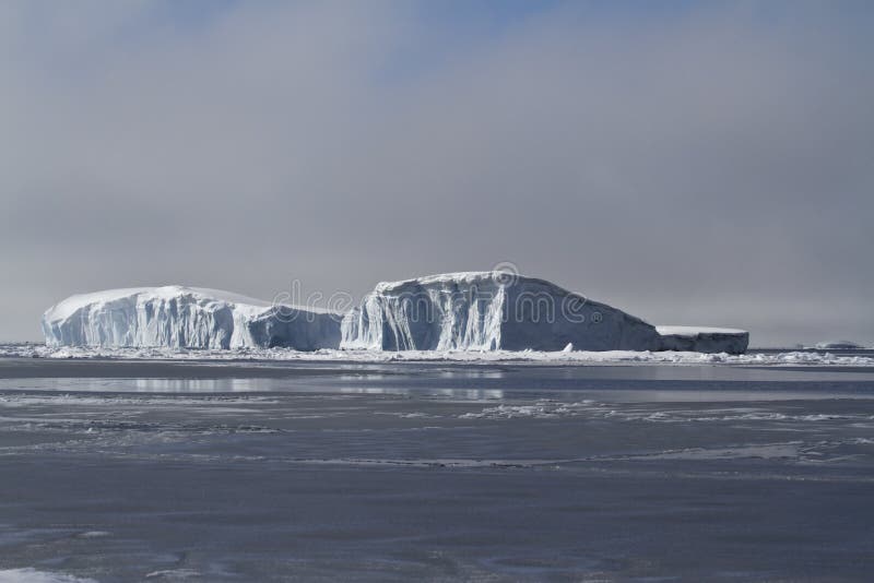 Flat antarctic icebrg stock photo. Image of tabular, water - 14179138