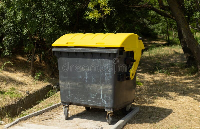 Large Outdoor Garbage Container Stock Photo - Image of litter, paseo ...
