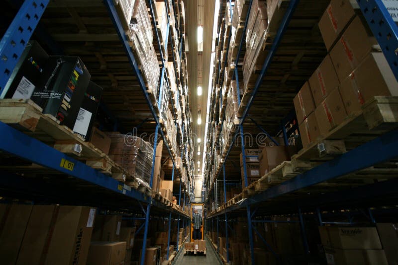 LARGE WAREHOUSE editorial photography. Image of storing - 18150957