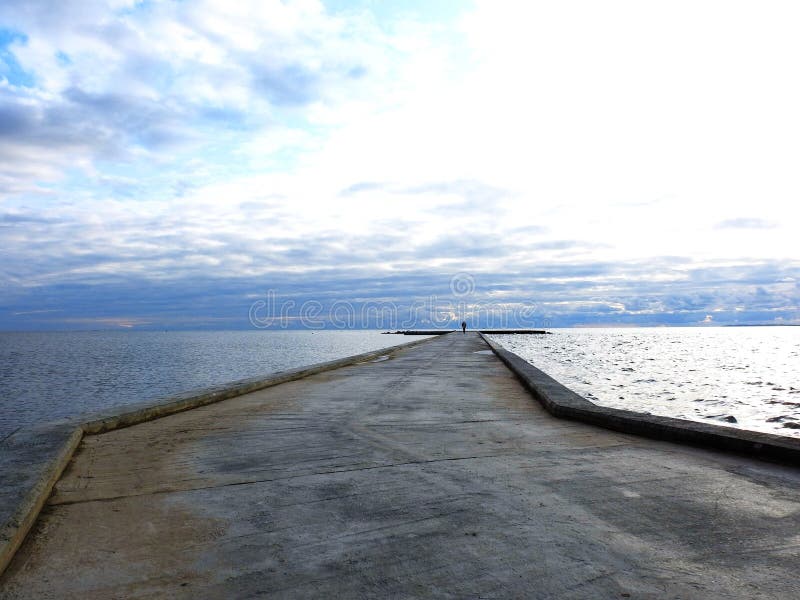 Largo Muelle En El Escudo De Curonia, Lituania Imagen de archivo ...