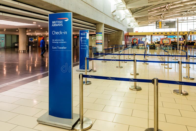 Larnaca flygplats, Cypern redaktionell foto. Bild av ferie - 118170850