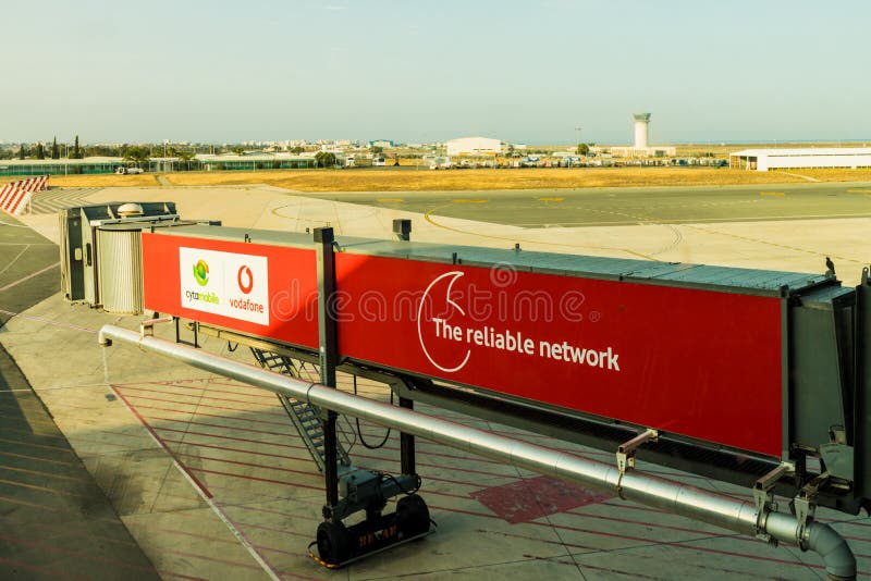 Larnaca flygplats, Cypern redaktionell foto. Bild av ferie - 118170850