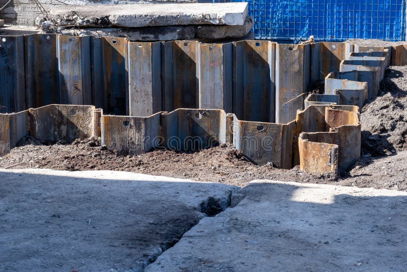 Larssen Sheet Pile Wall in a Pit Stock Photo - Image of water, soil ...