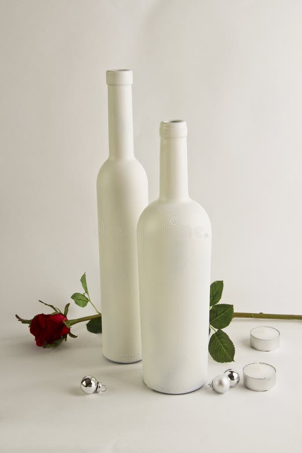 Las Botellas Blancas Y Subieron Imagen de archivo - Imagen de casero ...