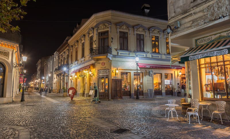 Las Calles Encendidas Hermosas De Bucarest En Dontown Imagen editorial ...