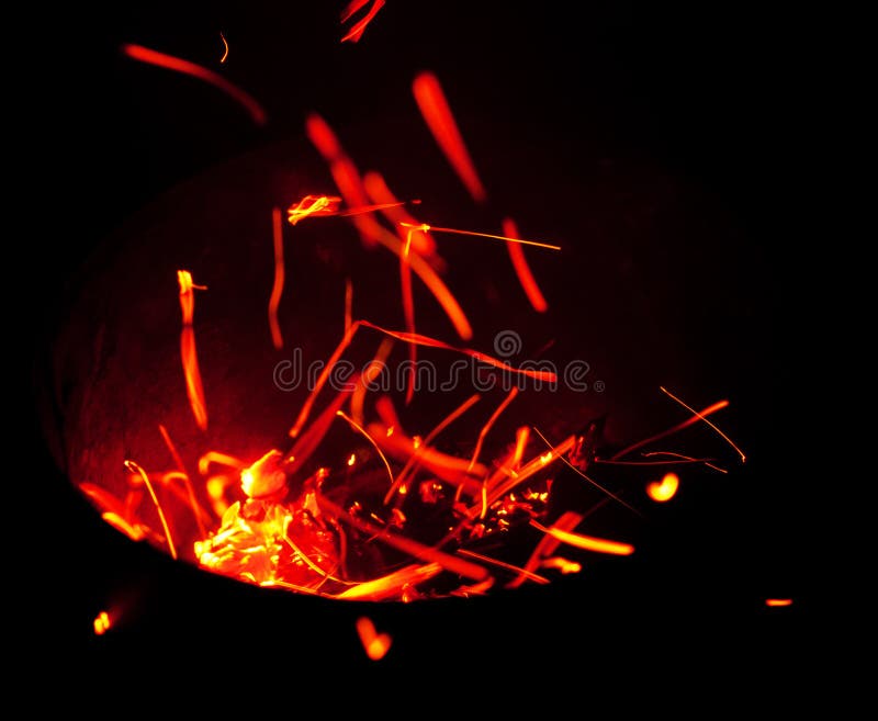 Las Chispas Rojas Vuelan Del Envase Foto de archivo - Imagen de fogata ...