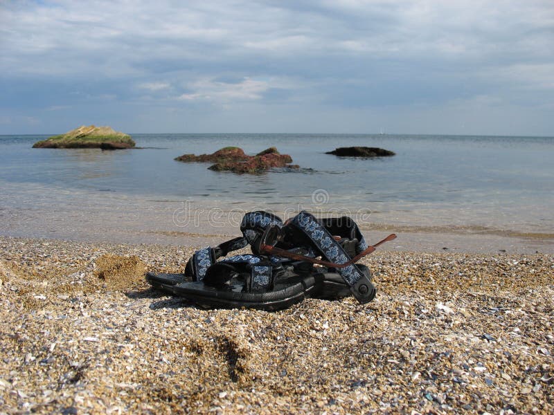 Las Cosas Olvidadas En La Playa Imagen de archivo - Imagen de claro ...