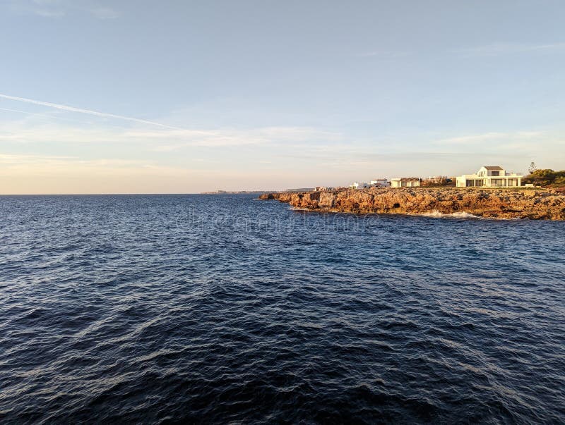 Las Costas Rocosas De Menorca Foto de archivo - Imagen de costas, ondas ...