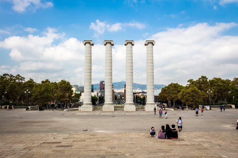 Las cuatro columnas imagen editorial. Imagen de columna - 103096585