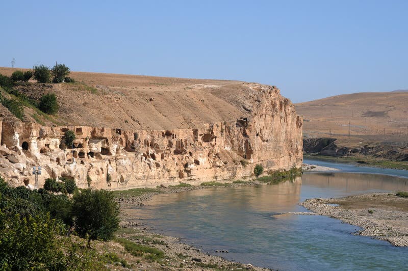 Las cuevas de Hasankeyf foto de archivo. Imagen de acantilados - 118081132
