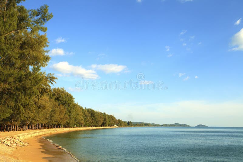 Las Curvas De La Playa En El Cielo Claro Imagen de archivo - Imagen de ...
