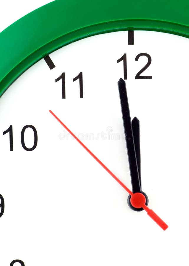 Las Doce En El Reloj Grande De La Pared Aislado Imagen de archivo ...