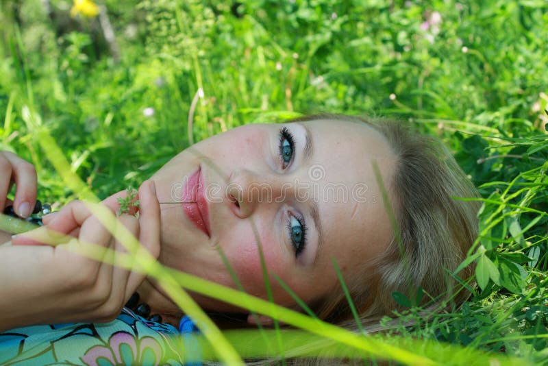 Las Endechas De La Chica Joven En Una Hierba Imagen de archivo - Imagen ...