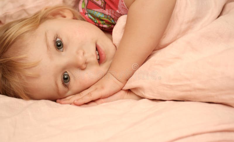 Las Endechas De La Muchacha En Una Cama Foto de archivo - Imagen de ...