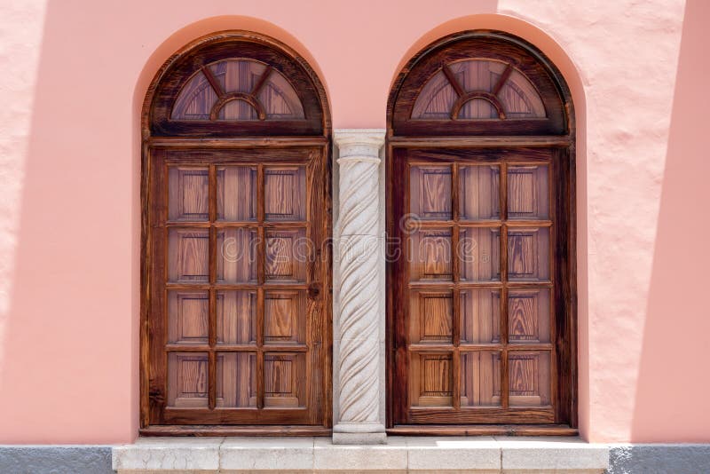 Las Enormes Puertas De Madera Antiguas Foto De Archivo Imagen De