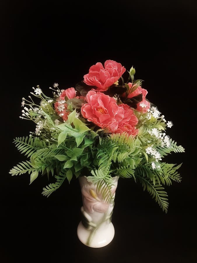 Las flores en el florero. foto de archivo. Imagen de arte - 253679536