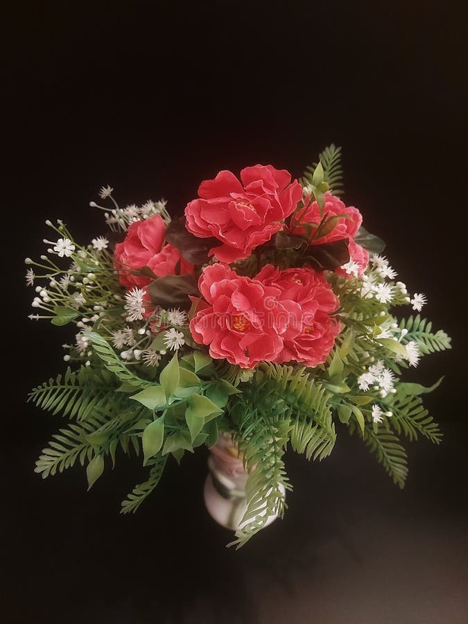 Las flores en el florero. foto de archivo. Imagen de flor - 253679552