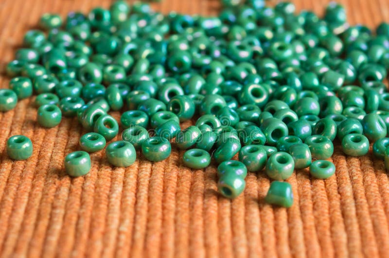 Las Gotas Dispersadas Del Color Verde Foto de archivo - Imagen de ...