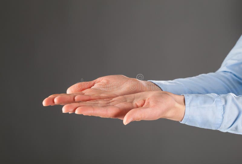 Las Manos De La Mujer Extendidas Imagen de archivo - Imagen de ...