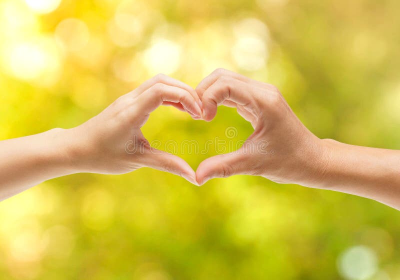 Las Manos De Un Par Que Forma Un Corazón Forman Imagen de archivo ...