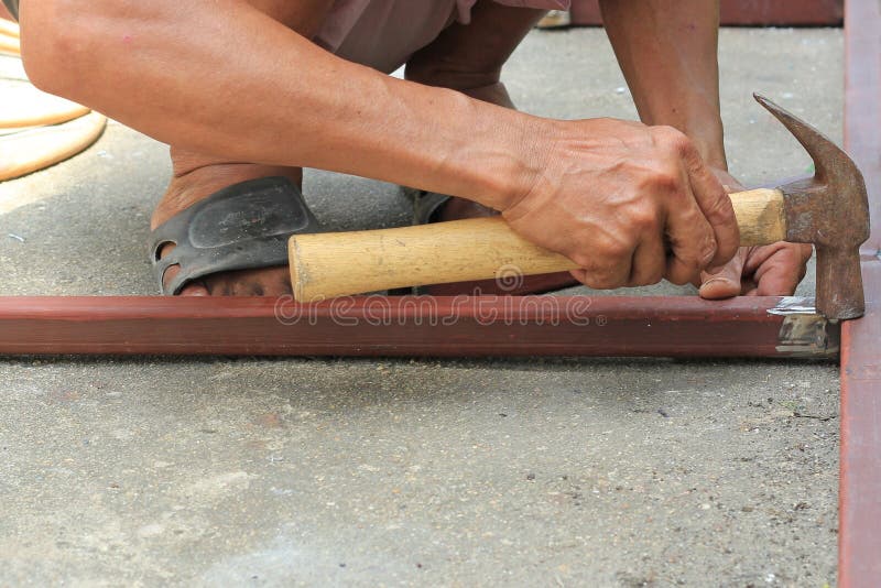 Las manos del forjador foto de archivo. Imagen de forjador - 92849262