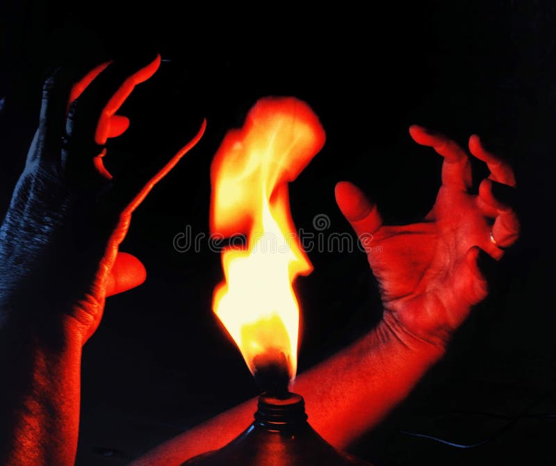 Las Manos Que Intentan Tocar El Fuego Foto de archivo - Imagen de fuego ...