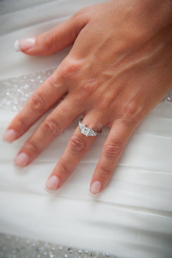 Las Novias Dan Con El Anillo De Compromiso Foto de archivo - Imagen de ...