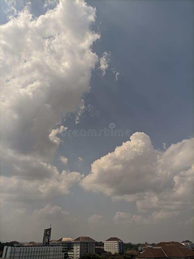 Las Nubes Son Tan Bonitas Y Coloridas Sobre Los Edificios Y Las Casas Imagen de archivo - Imagen ...