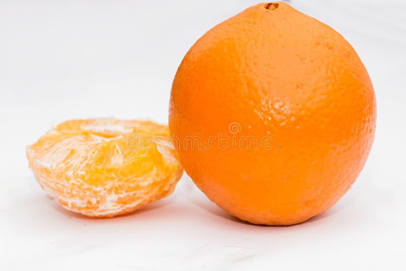 Las Rebanadas De La Naranja Y De Una Naranja Entera Foto de archivo ...