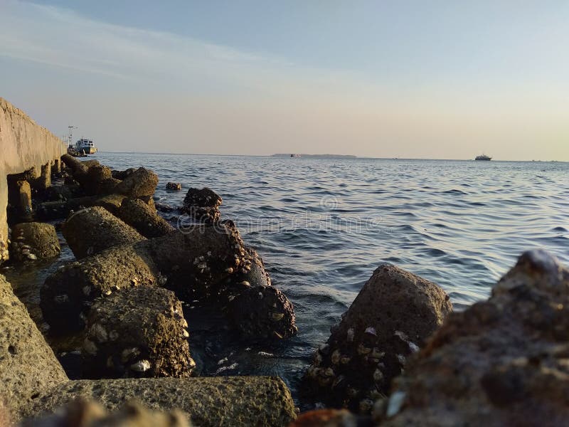 Las Rocas De La Playa Como Agua De Rompeolas Imagen de archivo - Imagen ...