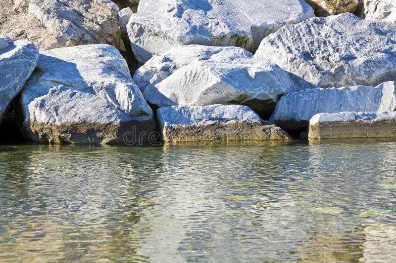 Las Rocas Rocosas En El Agua Se Reflejan En El Agua Foto de archivo ...