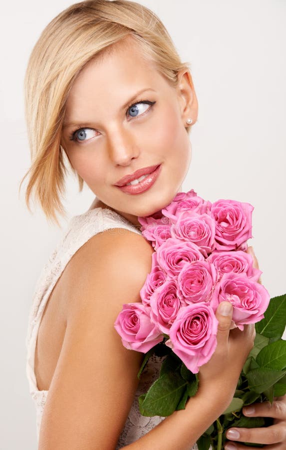 Las Rosas Rosas Rosas Son Mis Favoritas. Una Atractiva Joven Mujer Con ... Las Rosas Rosas Rosas Son Mis Favoritas. Una Atractiva Joven Mujer Con ...
