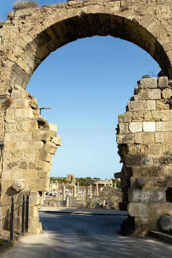 Las Ruinas De La Ciudad Antigua Del Lado Imagen de archivo - Imagen de ...