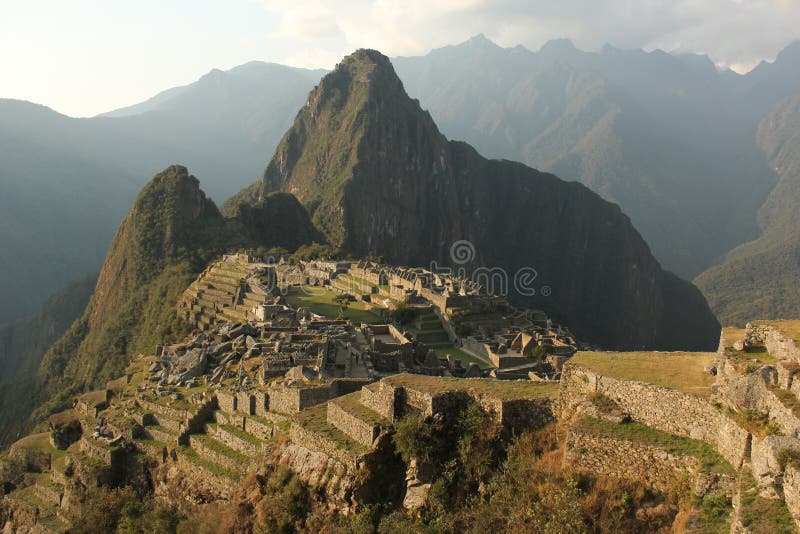 Las ruinas de Machu Picchu imagen de archivo. Imagen de verde - 131192245